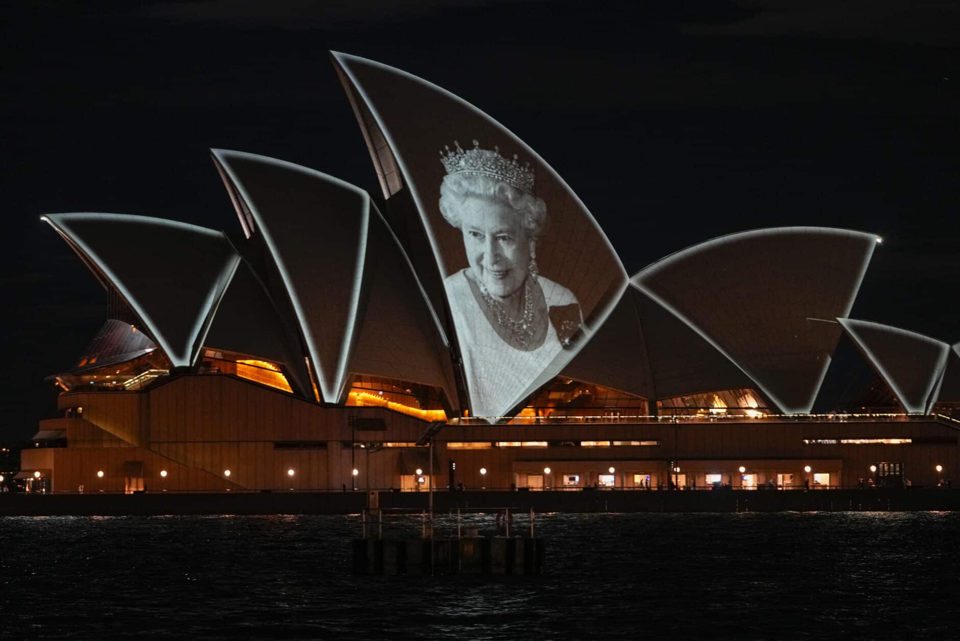 Tributes to Queen Elizabeth pour in from across the world | Courthouse ...